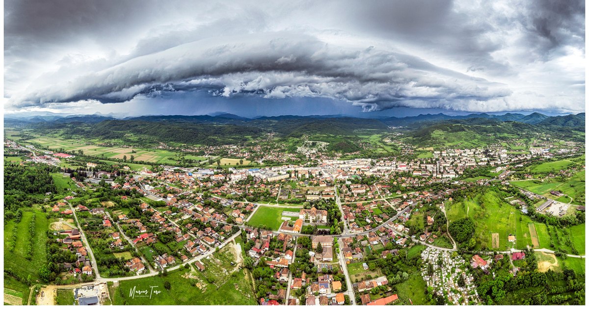 Fenomen atmosferic spectaculos în vestul României. Furtuna ...