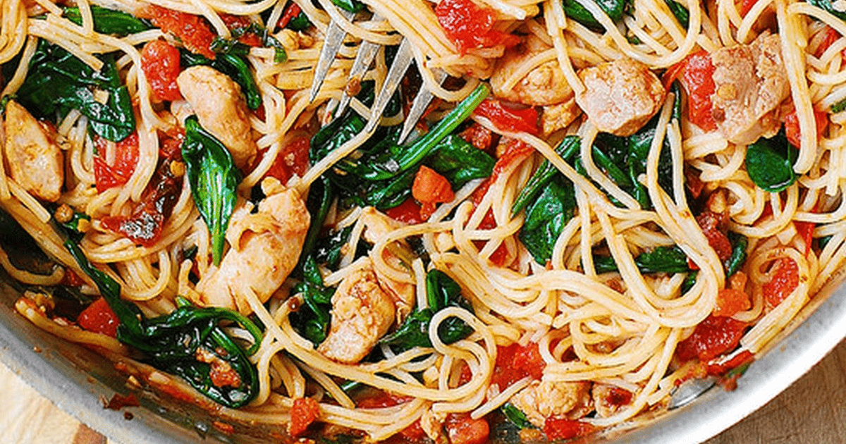 Spaghete cu pui, roşii şi spanac