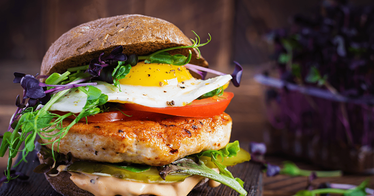 Reţetă rapidă. Burger de pui simplu şi savuros