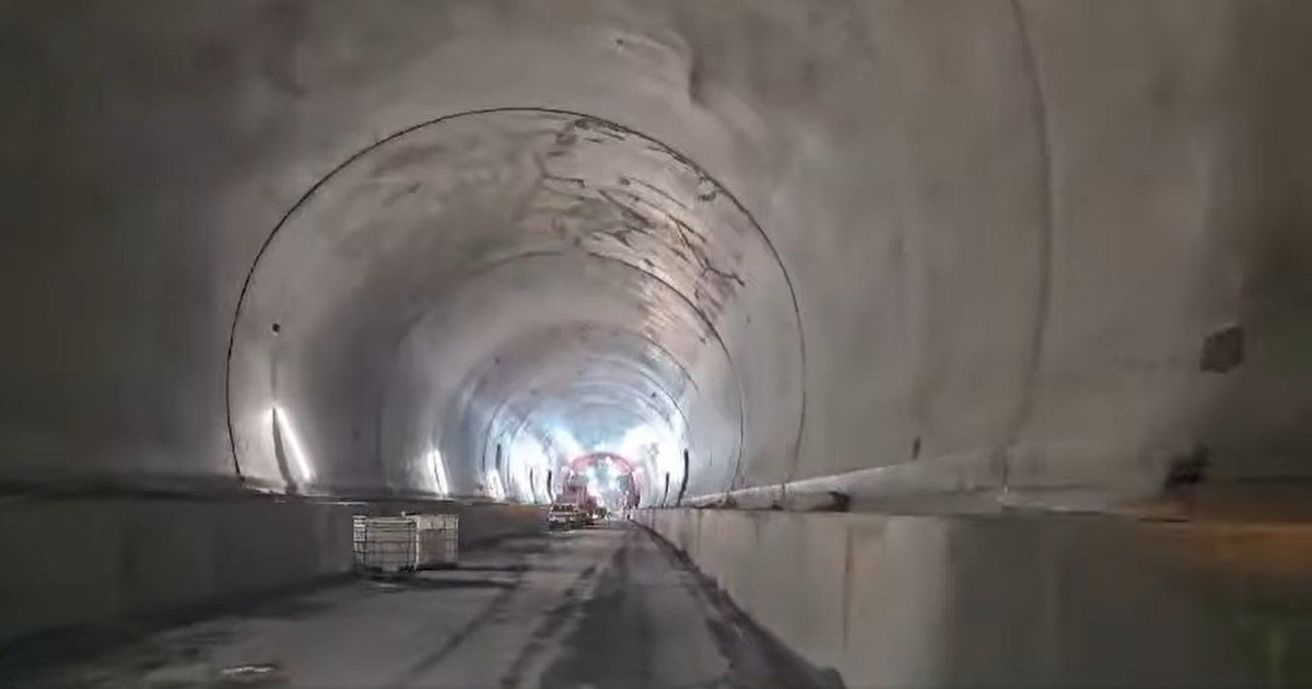 Cum arată primul tunel forat de pe o autostradă din România. A fost botezat „Daniela” și este ...