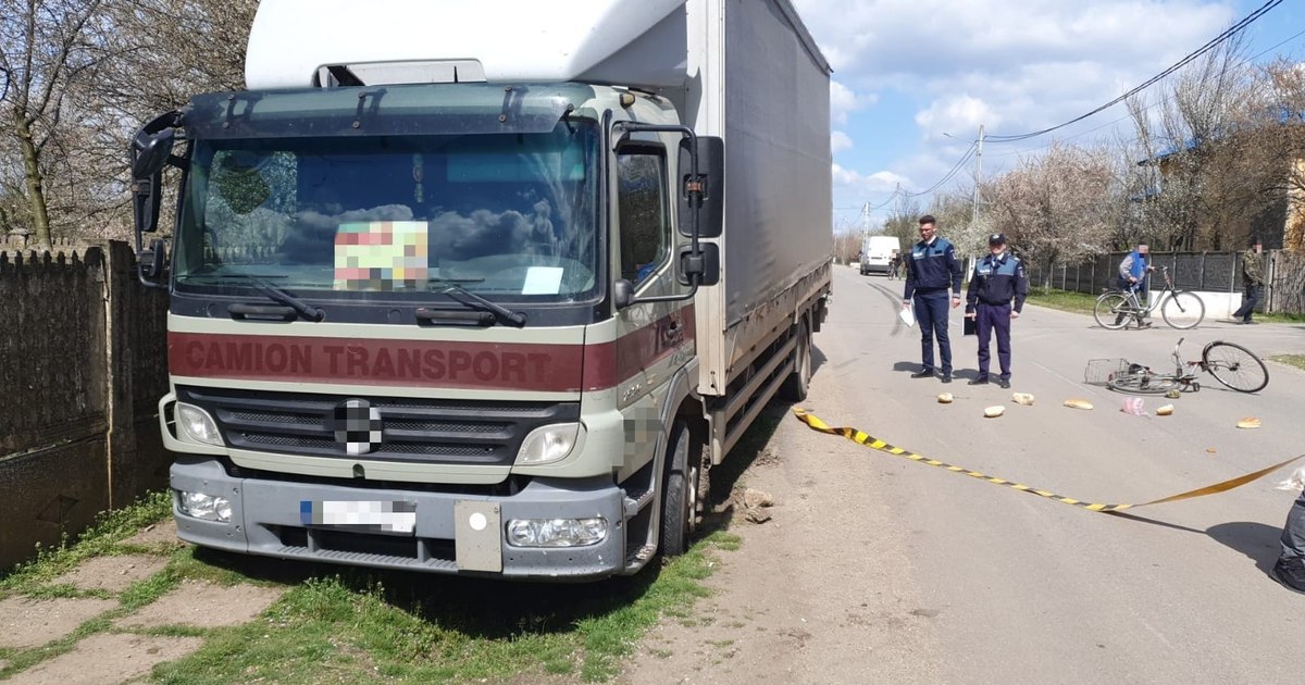 Bătrână de 72 ani, aflată pe bicicletă, ucisă de autocamion. Accidentul ...