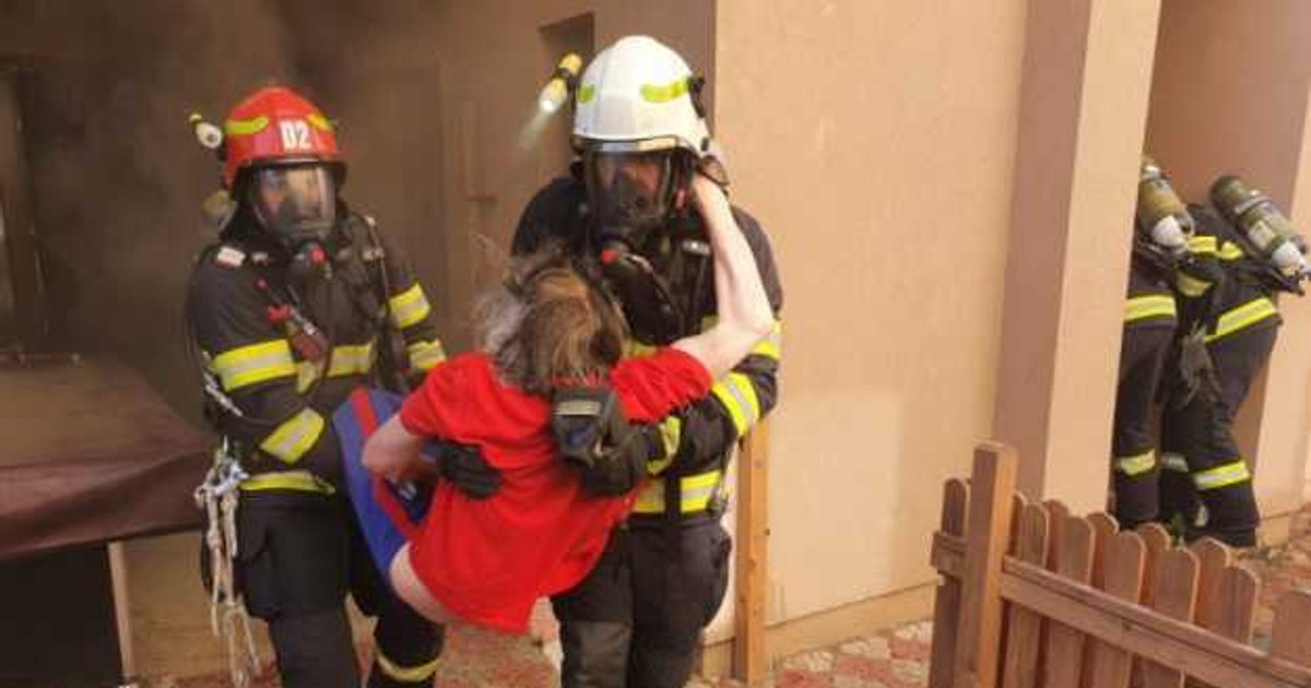 Bătrân imobilizat la pat, salvat de pompieri dintr-o casă cuprinsă de ...