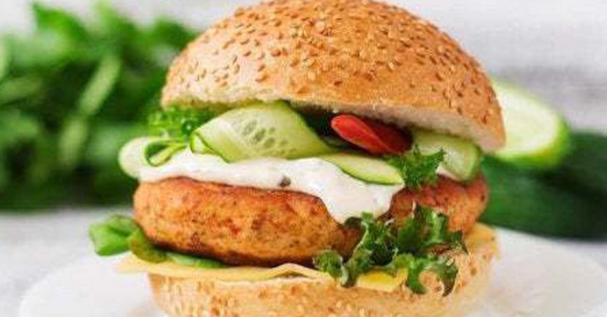 O rețetă gustoasă pe zi: Burger de pui