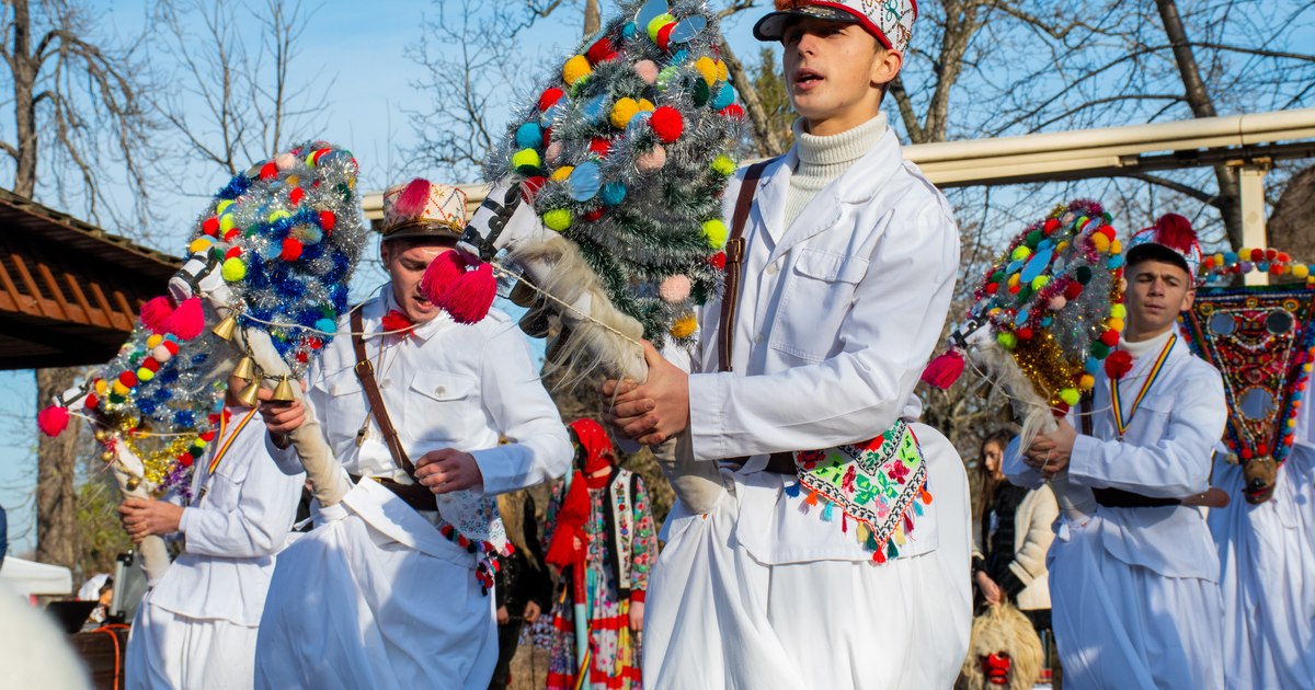 Generația Z, la colind: tradițiile din boxele portabile și de pe social ...