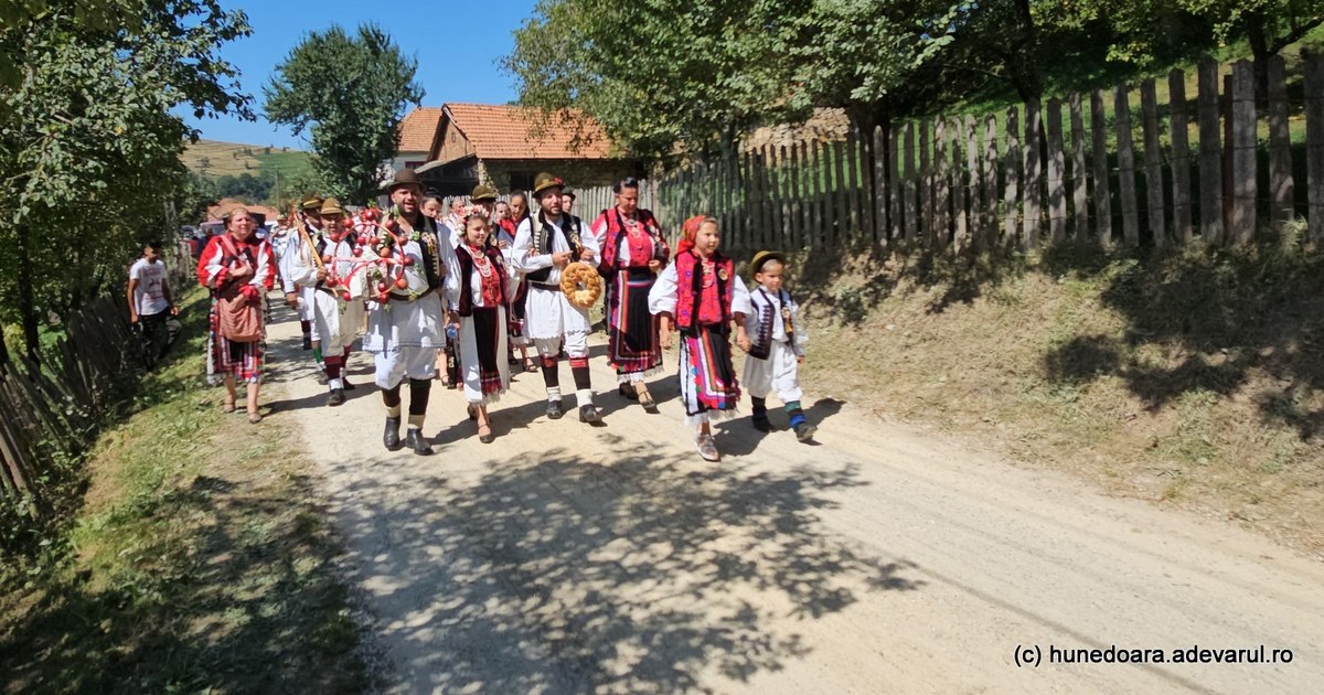 Sat faimos, dar aproape pustiu din România, trezit la viață de muzica ...