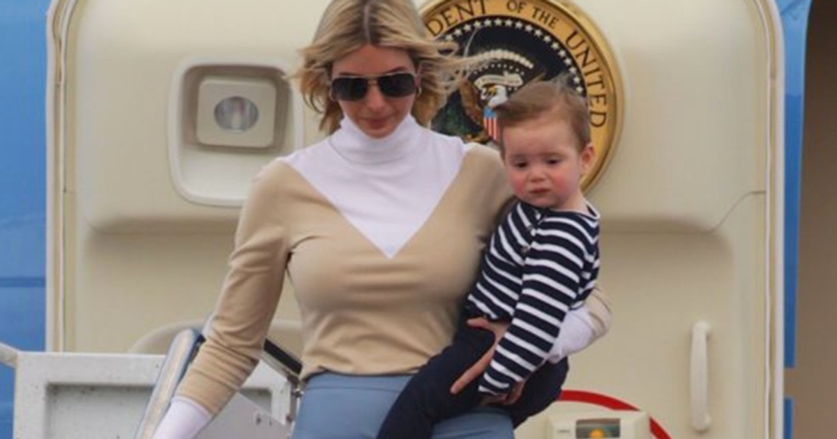 Şedinţă foto spontană? Ivanka Trump şi cei trei copii, coborând din Air ...