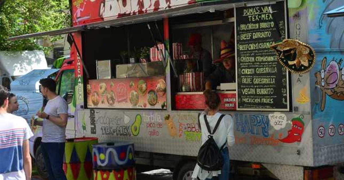 Experienţa „street food“ în România: „În afară de ziare şi flori, nu ...