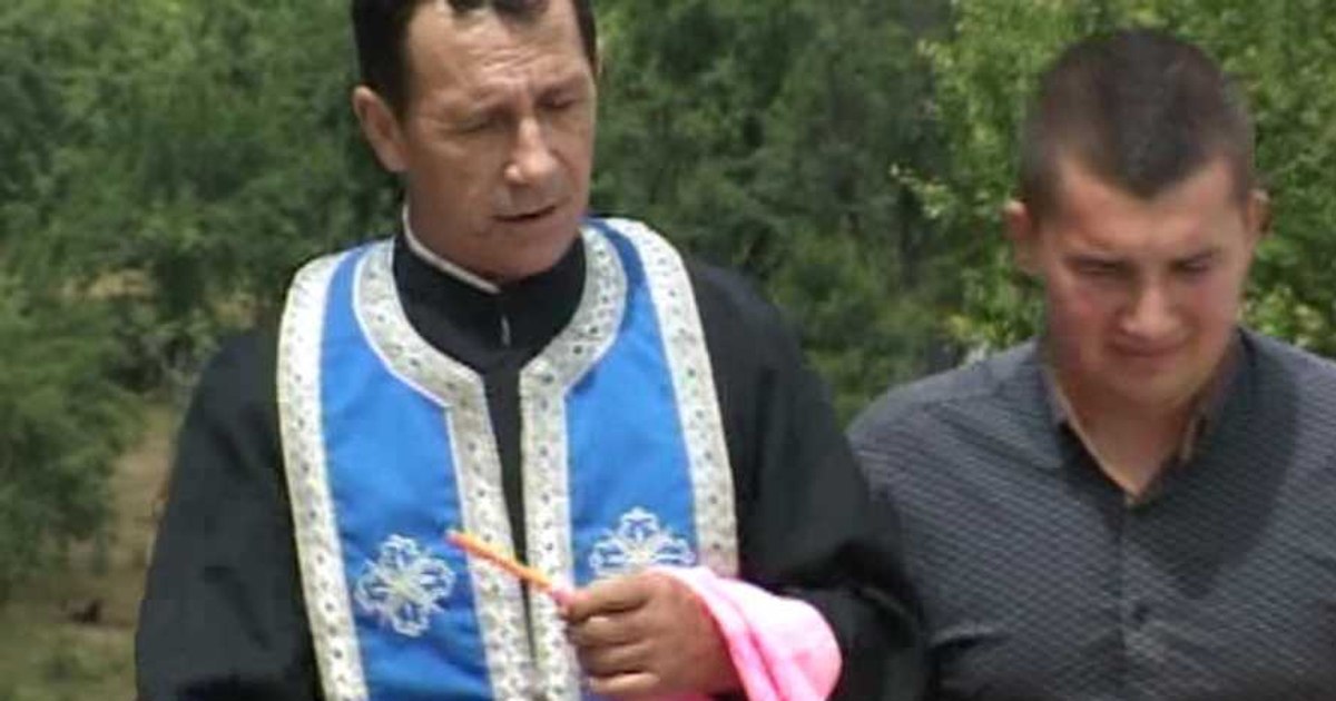 Preot din Gorj, trimis o lună la mănăstire ca să se roage pentru că le ... Preot din Gorj, trimis o lună la mănăstire ca să se roage pentru că le ...