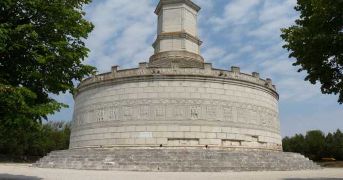 Paznicul de la Muzeul de la Adamclisi a căzut de la etajul doi. El a ...
