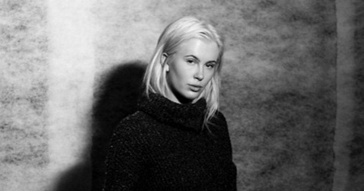 Fata lui Alec Baldwin, goală de la brâu în jos! Prea provocatoare în ...