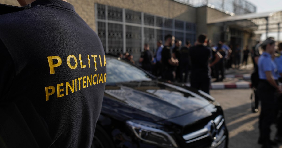 Polițiștii de penitenciare protestează în fața Reprezentanței CE în ...