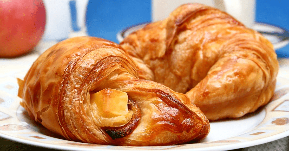 Mic dejun franţuzesc: croissant cu unt şi cafea