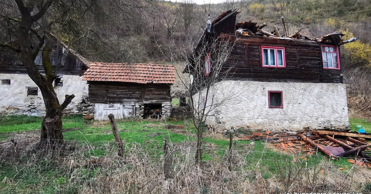 Satul din munți plin de case tradiționale, vechi de un secol. Cele mai ...