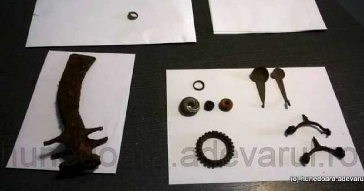 Comoară găsită de un tânăr, într-o pădure de pe Valea Streiului: inele ...