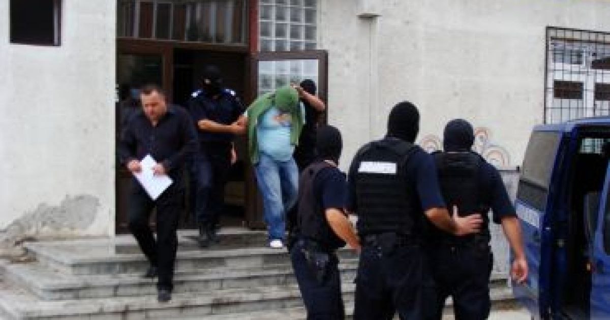 Craiova: EXCLUSIV/Laboratorul de clonat carduri, în croitoria finului ...