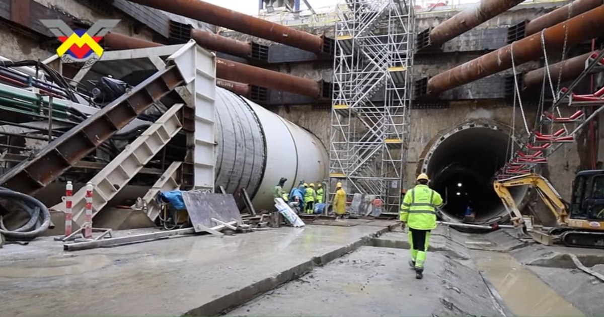 Au început săpăturile la metroul spre Otopeni și cu utilajul „Sfânta Ana”. Se lucrează 24 de ore ...