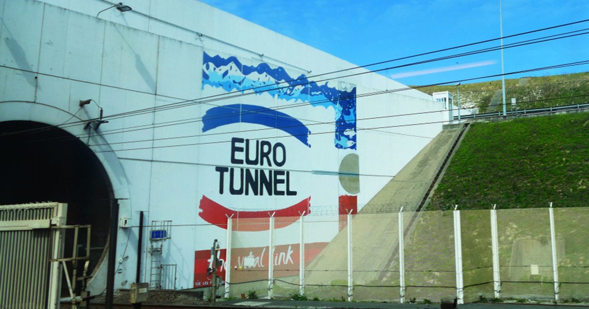 Zeci de persoane au rămas blocate în tunelul de sub Canalul Mânecii ...