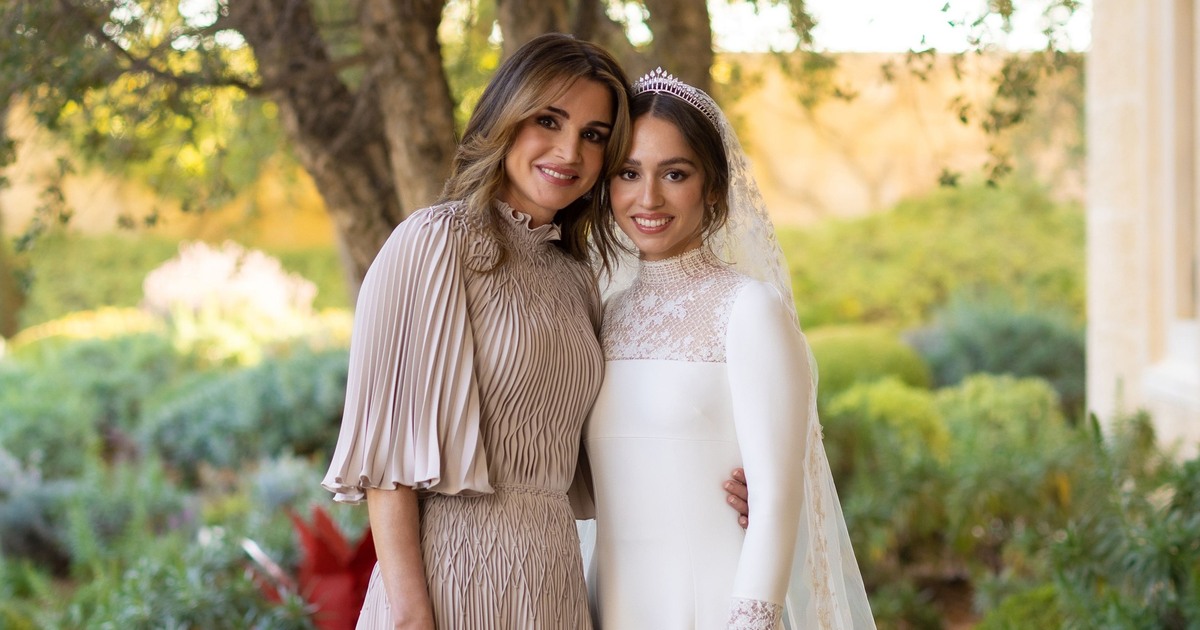 Fetița Prințesei Iman, Amina, apare într-o fotografie rară cu bunica sa ...