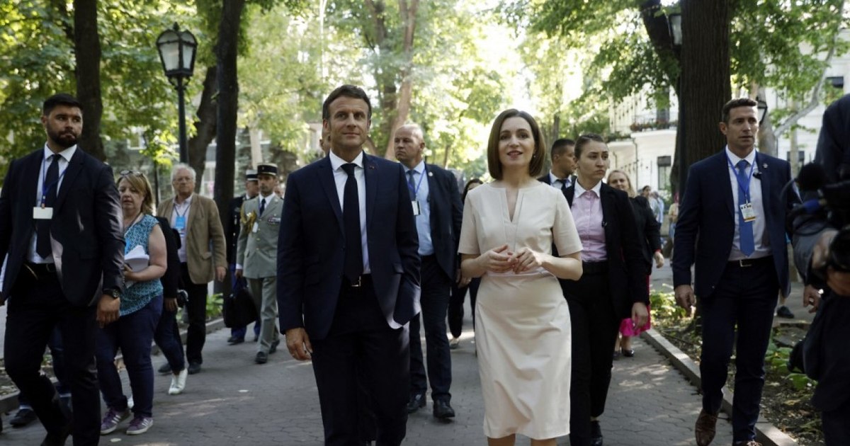 VIDEO Emmanuel Macron şi Maia Sandu s-au plimbat prin centrul ...