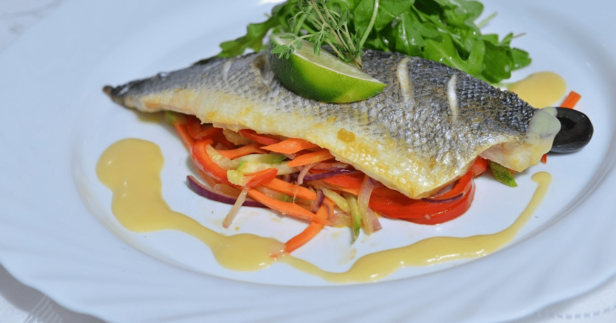 Lup-de-mare cu legume şi rucola