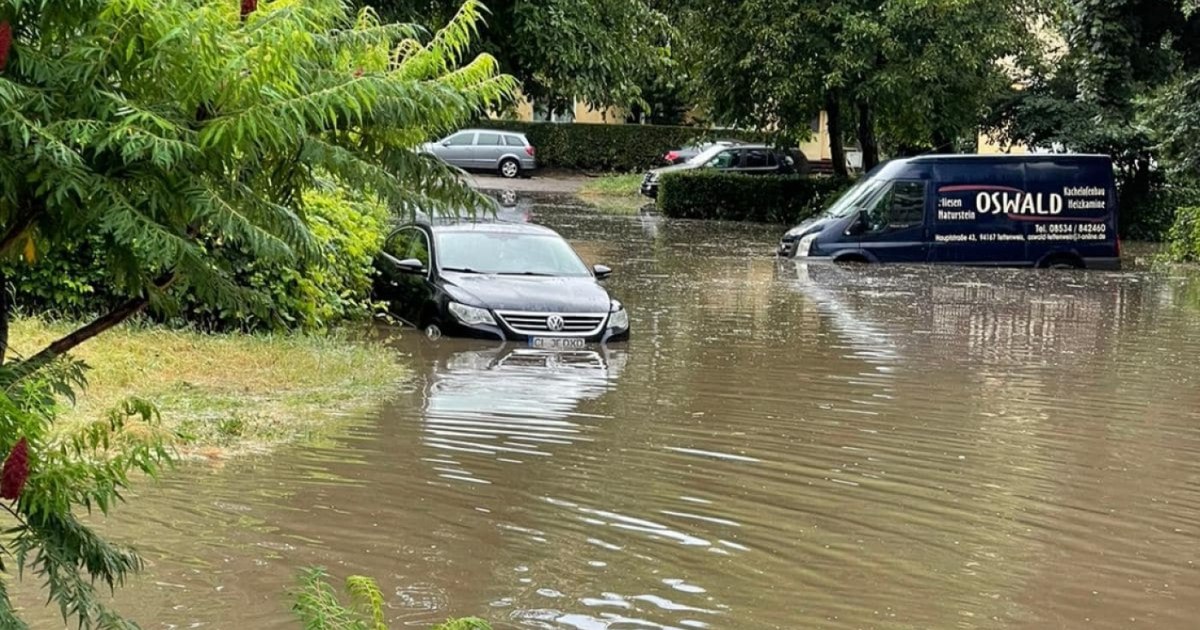 Oraşul Tecuci a fost inundat în urma unei ploi torenţiale. Un camion a ...