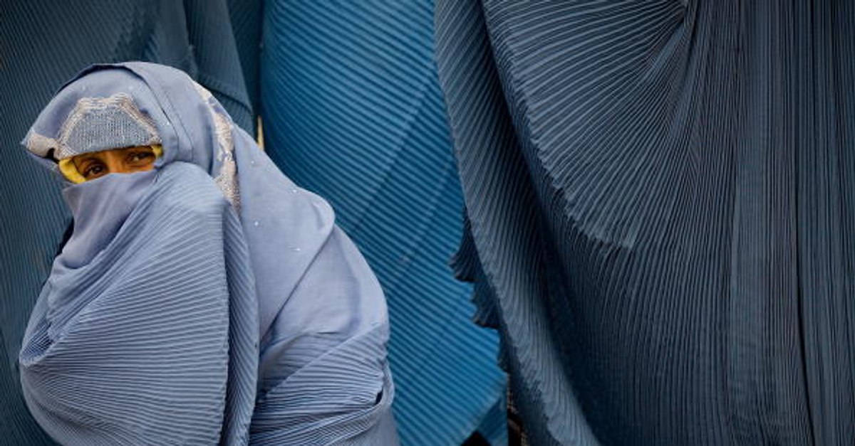 Modul terifiant în care femeile afgane sunt forțate să arate că sunt ...