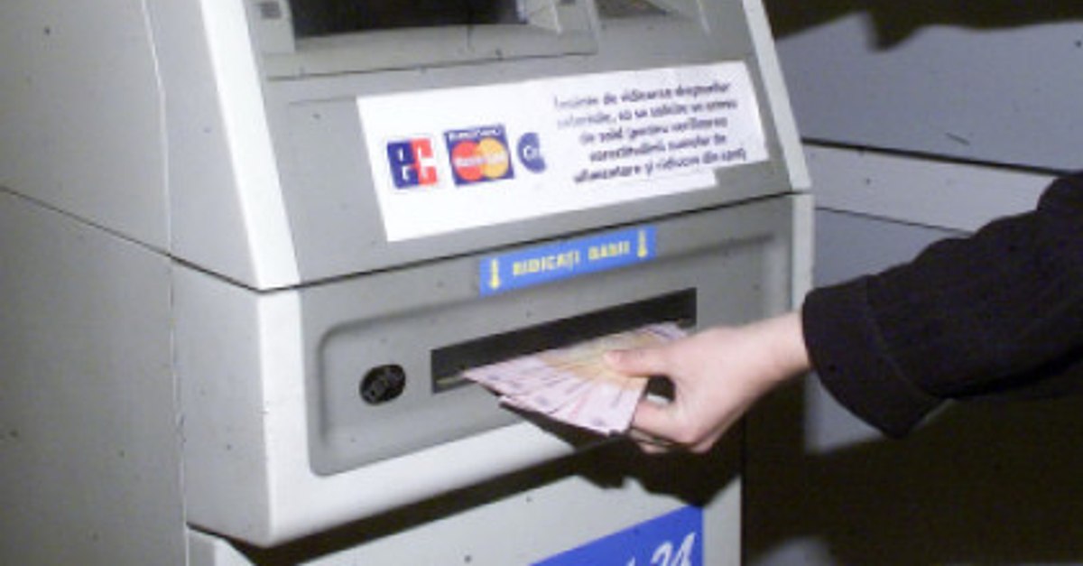 Scoți bani de la bancomat? Îți va apărea pe ecran cât plătești pentru ...
