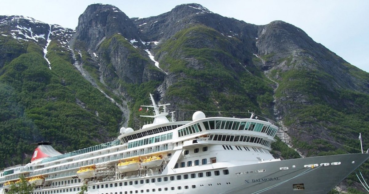 MS Balmoral, nava care reface traseul Titanicului, lovită de prima ...
