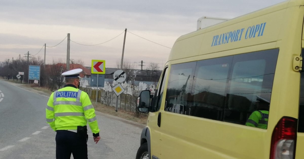 Şoferul unui autobuz plin cu elevi, surprins de poliţişti în trafic ...