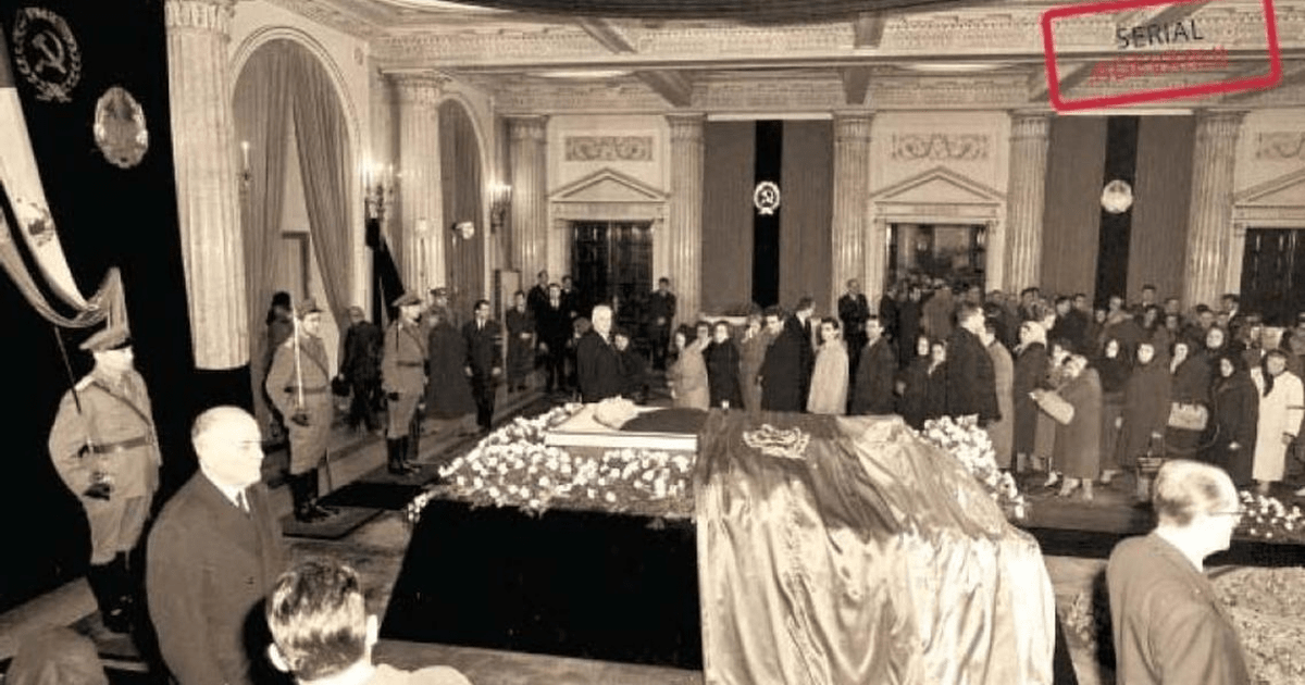 Ceauşescu l-a pupat primul pe defunctul Dej
