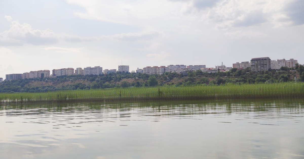 Imagini superbe un curcubeu care încadrează insula de pe Dunăre ...