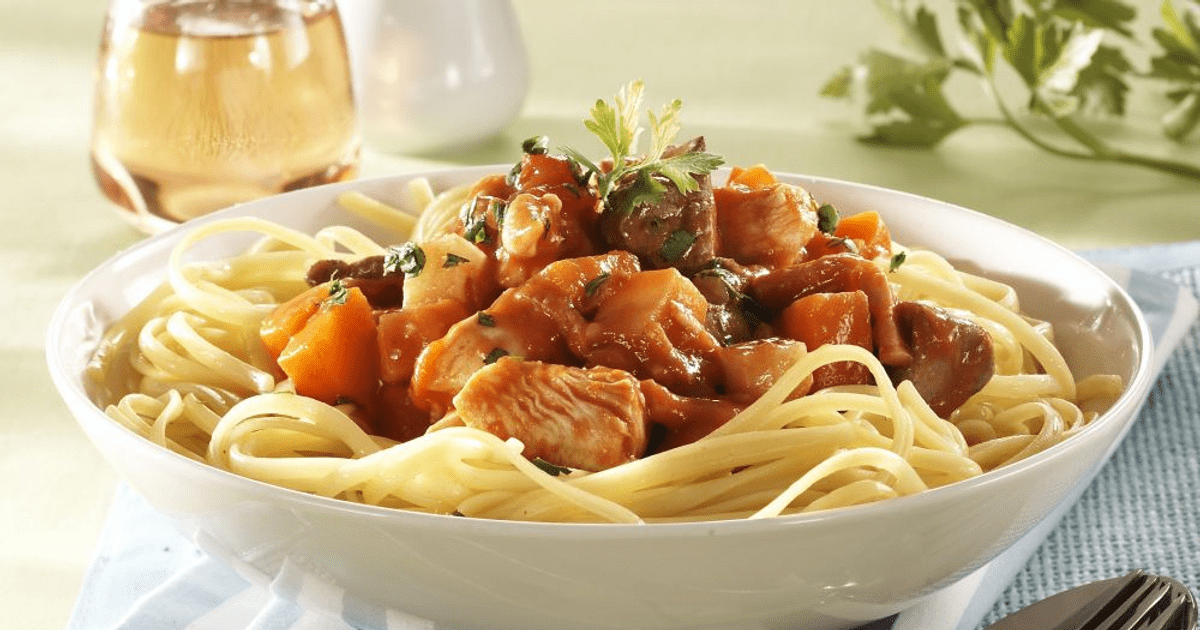 Reţeta zilei: Spaghete cu pui şi legume