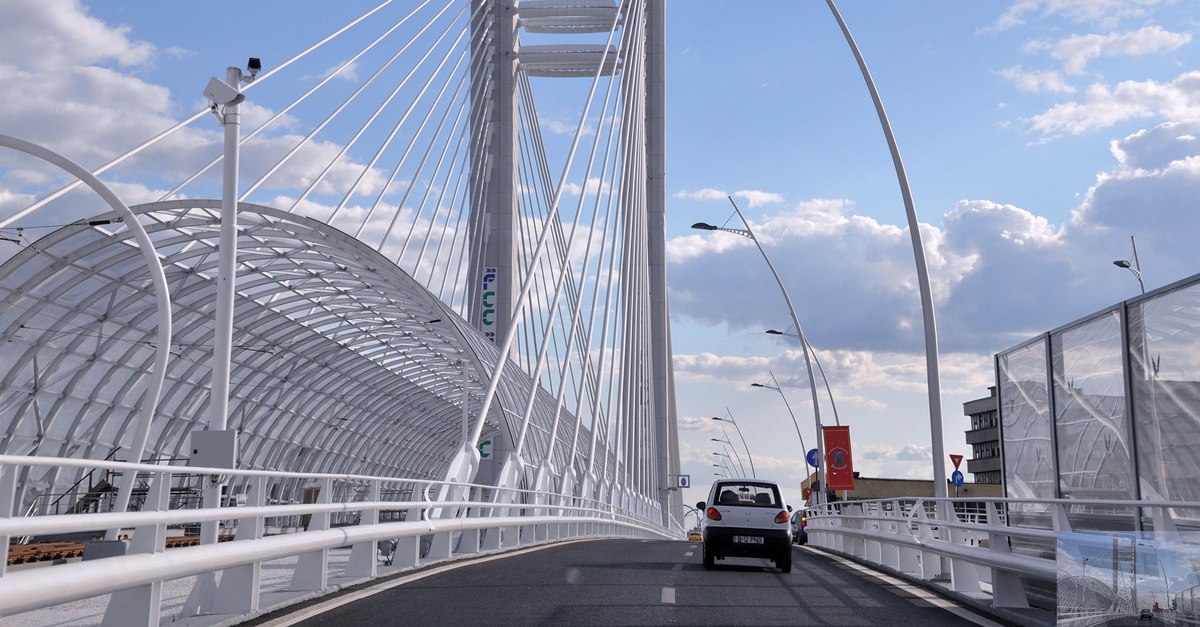 Un bărbat ameninţă că se aruncă de pe Podul Basarab