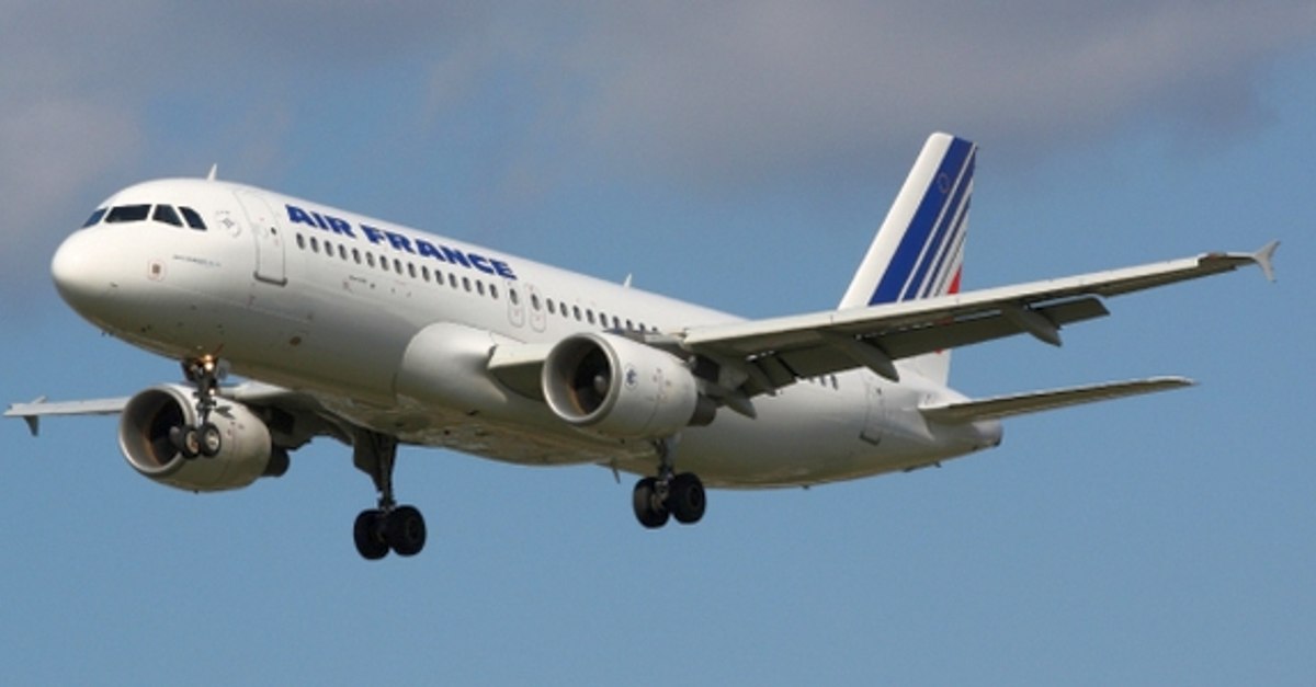 Avion de călători întors din drum după ce a decolat din Paris spre ...