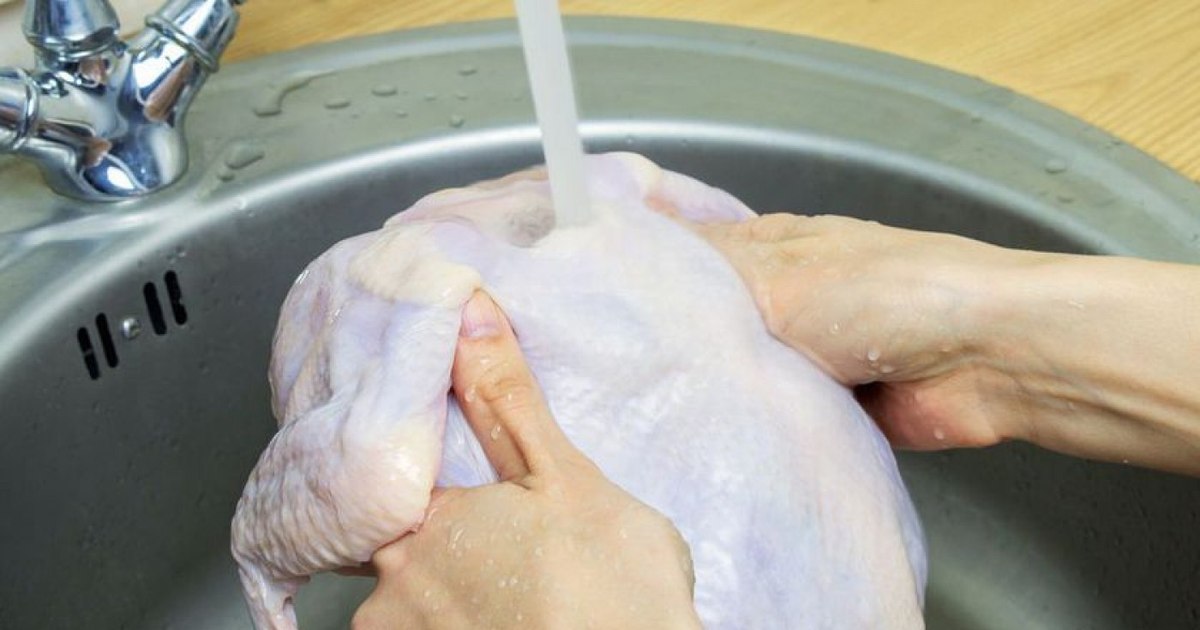 De ce nu e bine să speli puiul înainte de a-l găti. Riscul uriaș la ...