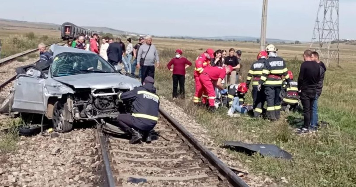 Mașină spulberată de un tren InterRegio. Șoferița a lăsat să treacă un ...