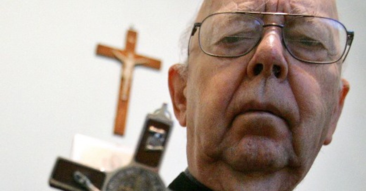 Pretinde că a făcut 160.000 de exorcizări! Un preot italian vrea să ...