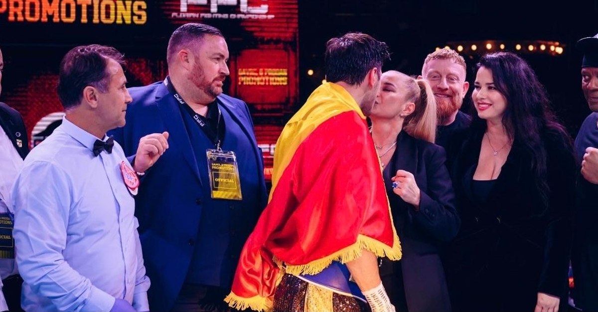 Prodanca și Ronald Gavril au sărbătorit la lăutari, după ce boxerul a câștigat titlul mondial ...