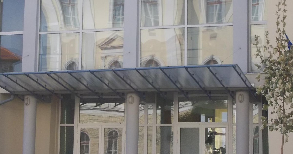 O învățătoare s-a ales cu umărul dislocat, directoarea adjunctă a fost ...