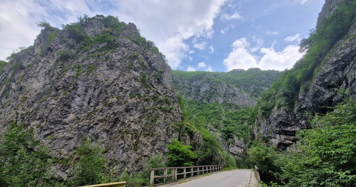 Drumul montan care traversează Munții Vâlcan prin Cheile Sohodolului, o ...