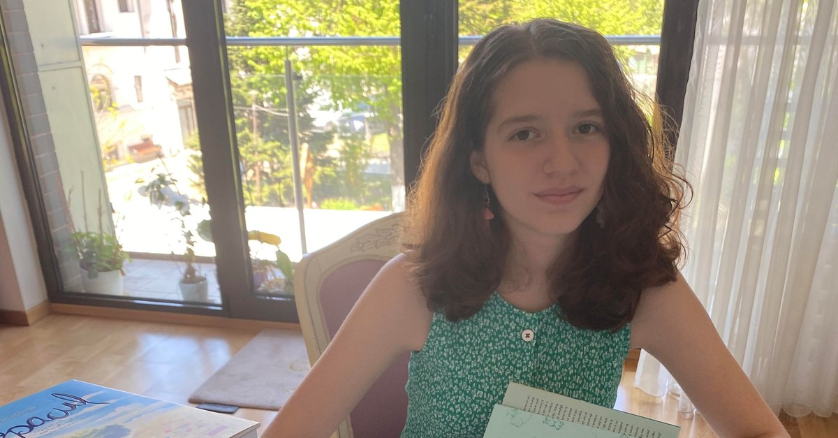 Scriitoare la 14 ani! Ana Dragomir are deja trei cărți publicate. «Cred ...