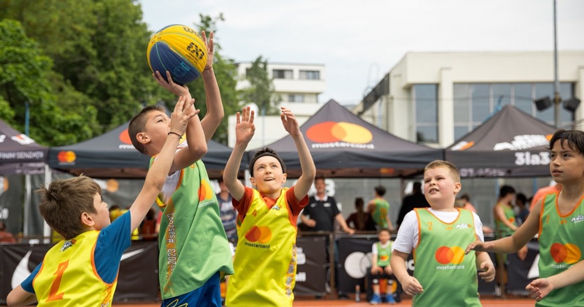 Streetball extravaganza: Super turneu de baschet 3x3 la Iulius Town ...