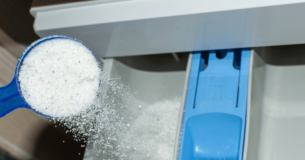 Cât detergent de rufe este bine să folosești la fiecare spălare