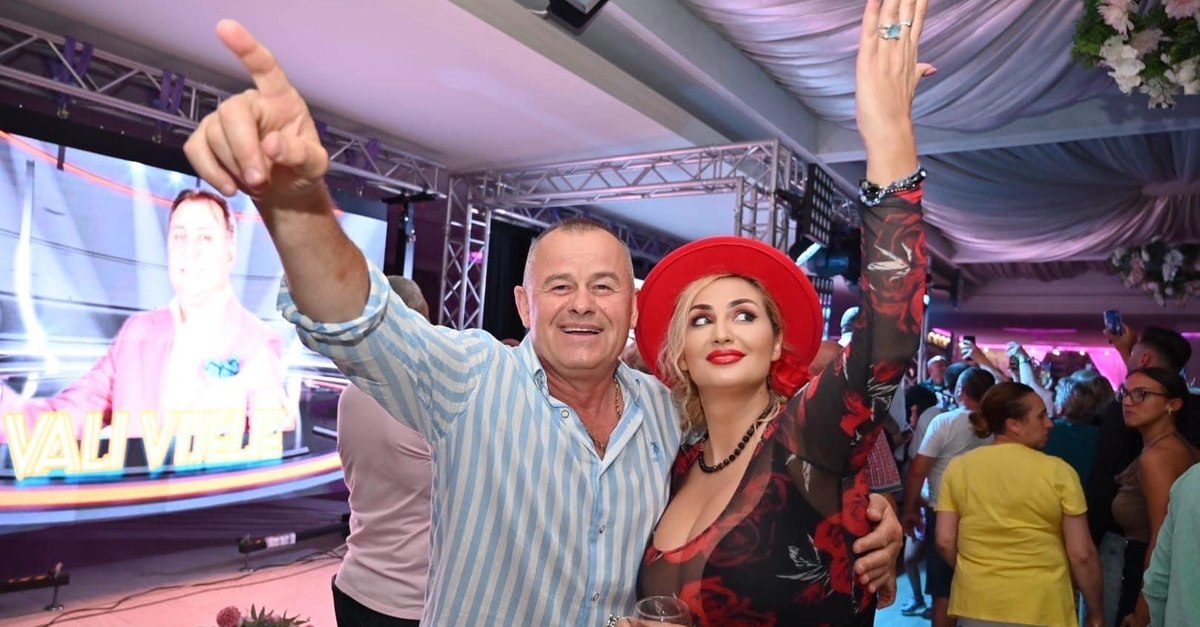 Julia Chelaru, ca o prințesă de ziua ei! I-a cântat Vali Vijelie și a ...