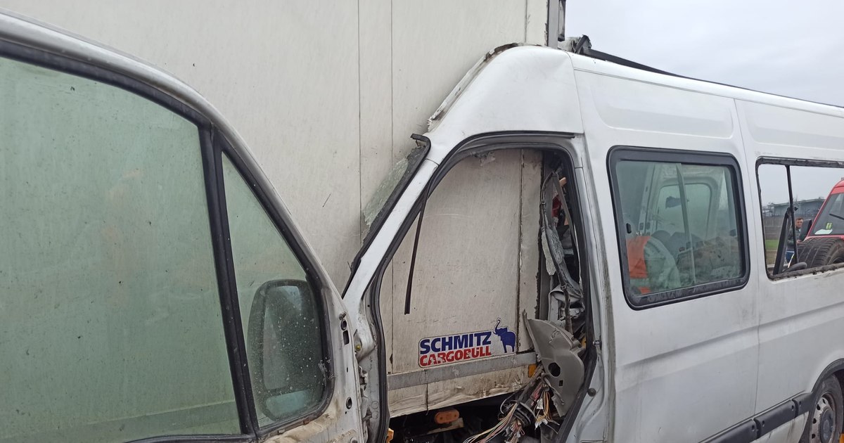 Imagini cu impact emoțional. Un microbuz cu 3 persoane, pulverizat în ...