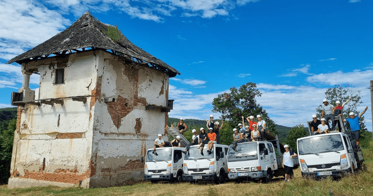 O culă monument istoric din Gorj, salvată de la pieire de către voluntari