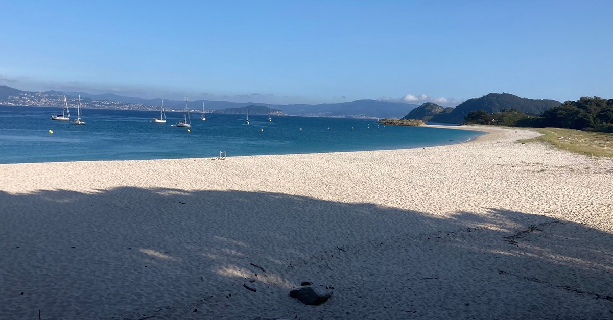 Necunoscutele Insule Cíes din Spania, cu plaja desemnată cea mai ...
