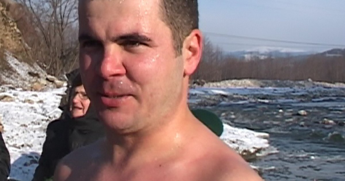 FOTO Povestea tânărului care de şase ani scoate crucea din râul Gilort ...