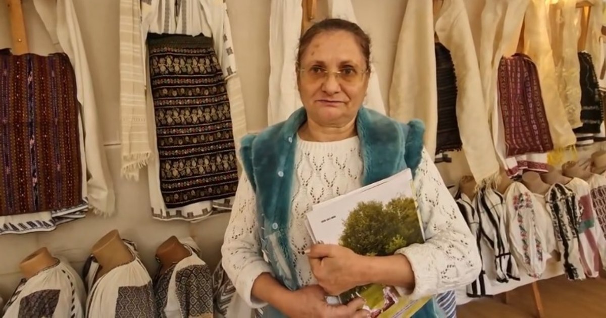 Bibliotecara colecționară de costume populare și obiecte străvechi. A ...