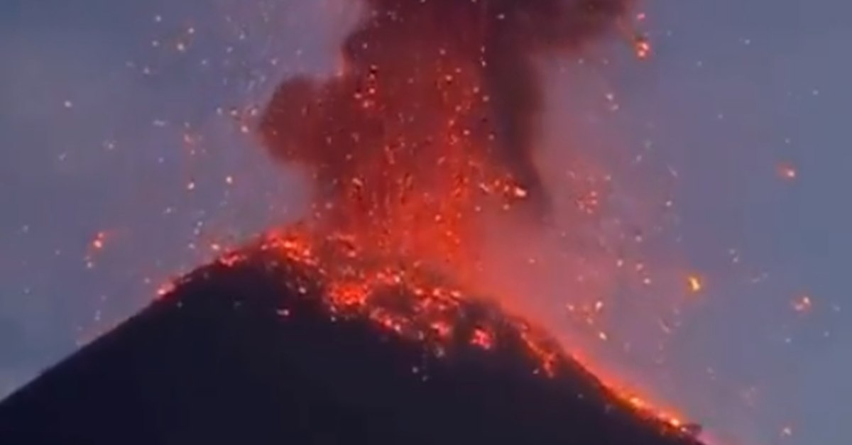 VIDEO. 19 vulcani au erupt în același timp pe Pământ. Imagini spectaculoase